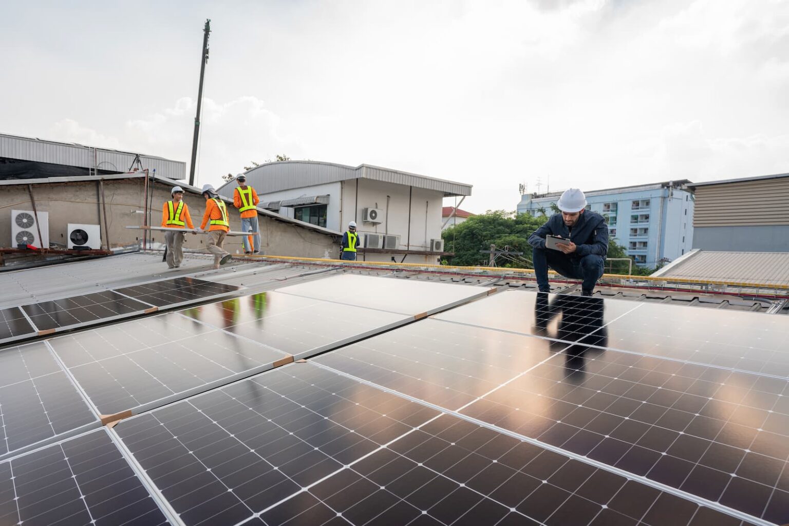 Quels bâtiments sont concernés par l’obligation solaire en 2025 ...